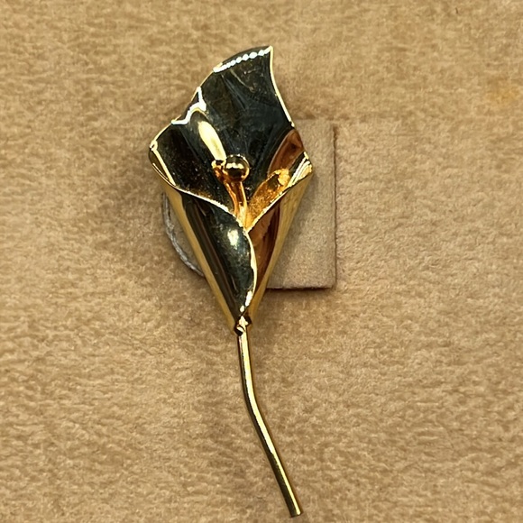 Monet | Jewelry | Vintage Monet Curved Leaf Brooch | Poshmark